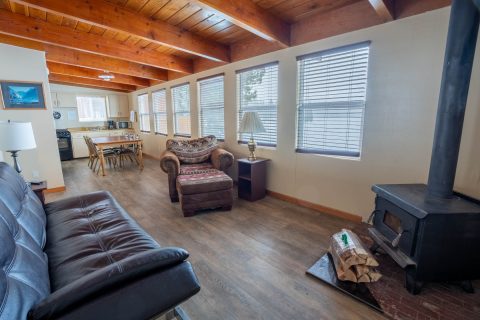 Cabins | Diamond Lake Resort
